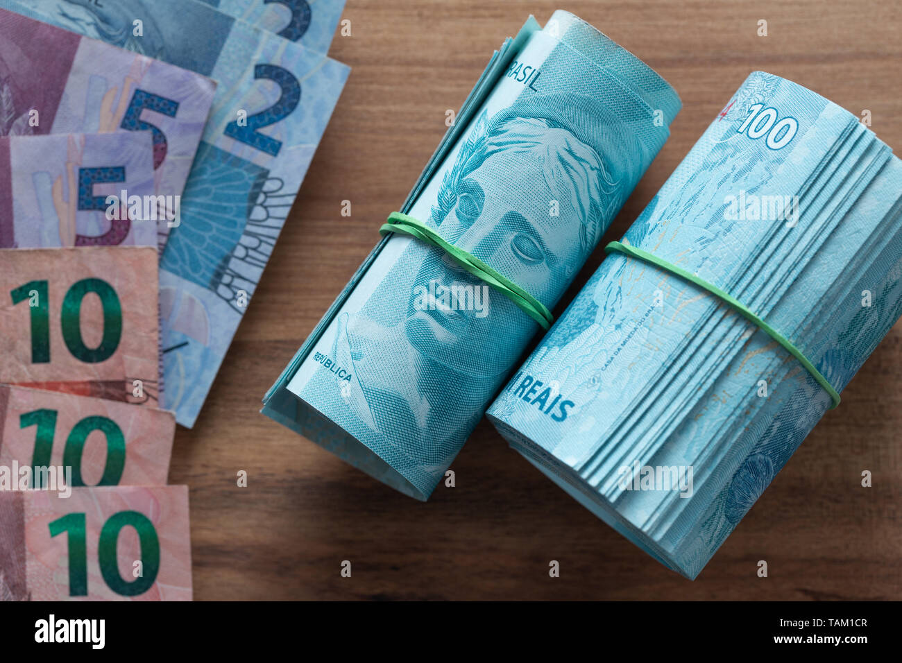 Brazilian money, denominations of 100 reais Stock Photo - Alamy