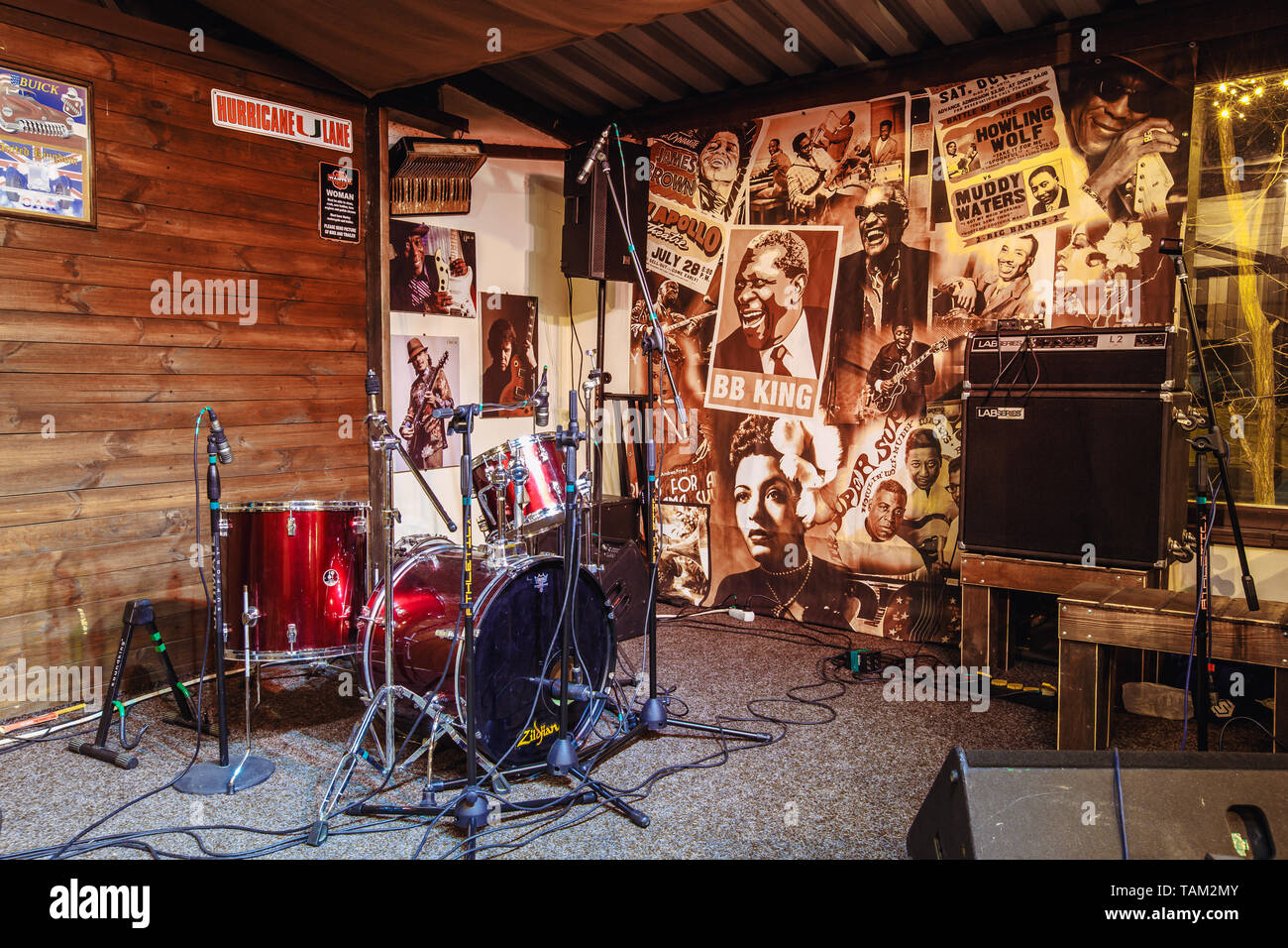 Empty pub stage hi-res stock photography and images - Alamy