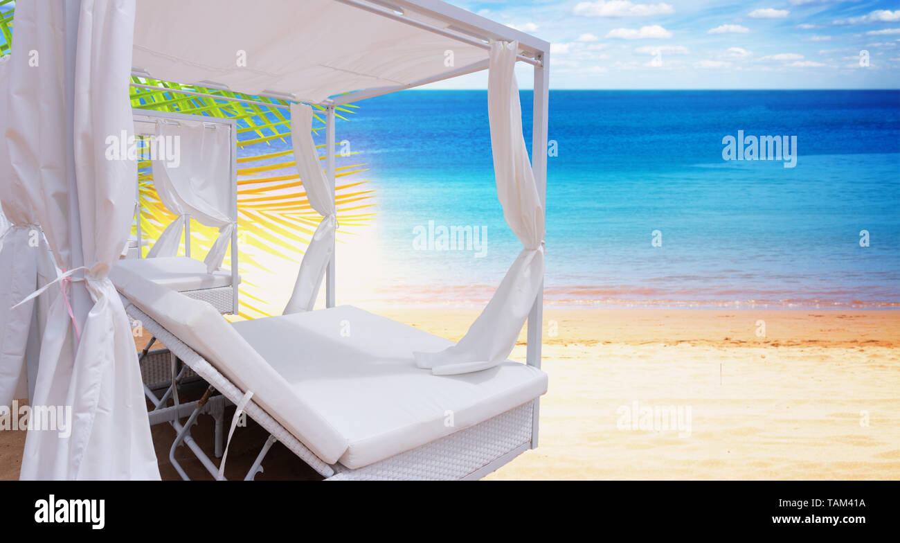 Relaxation area. Spa on the beach with spa bed Stock Photo - Alamy