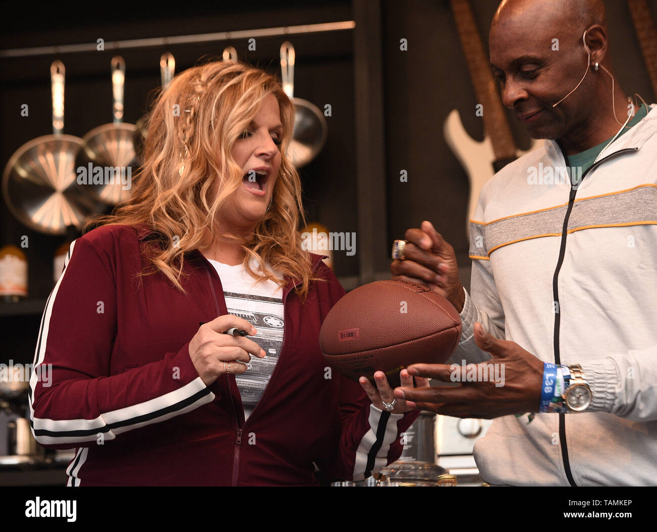 NAPA, CALIFORNIA - MAY 25: NFL legend Jerry Rice and country music star ...