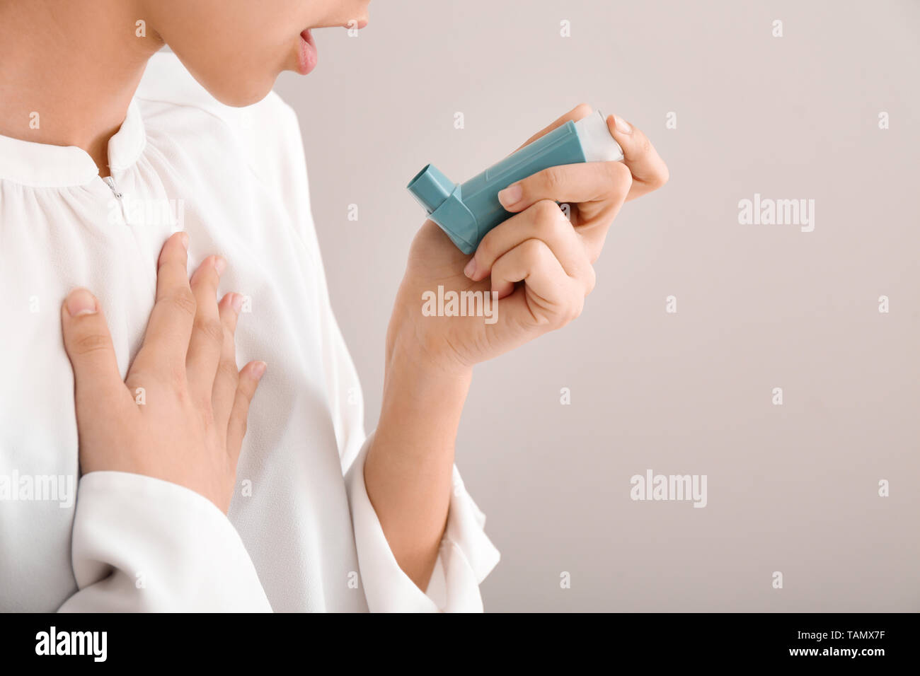 Young girl using aerosol inhaler hi-res stock photography and images ...