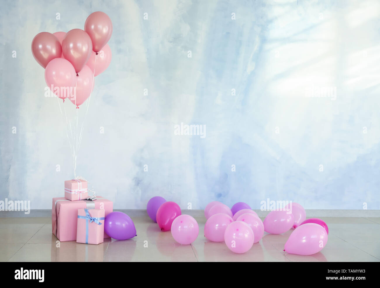 Balloons gift boxes wrapped hi-res stock photography and images - Alamy