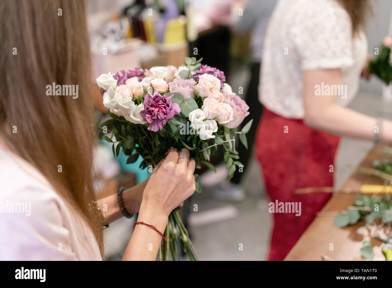 Master class on making bouquets. Summer bouquet. Learning flower ...
