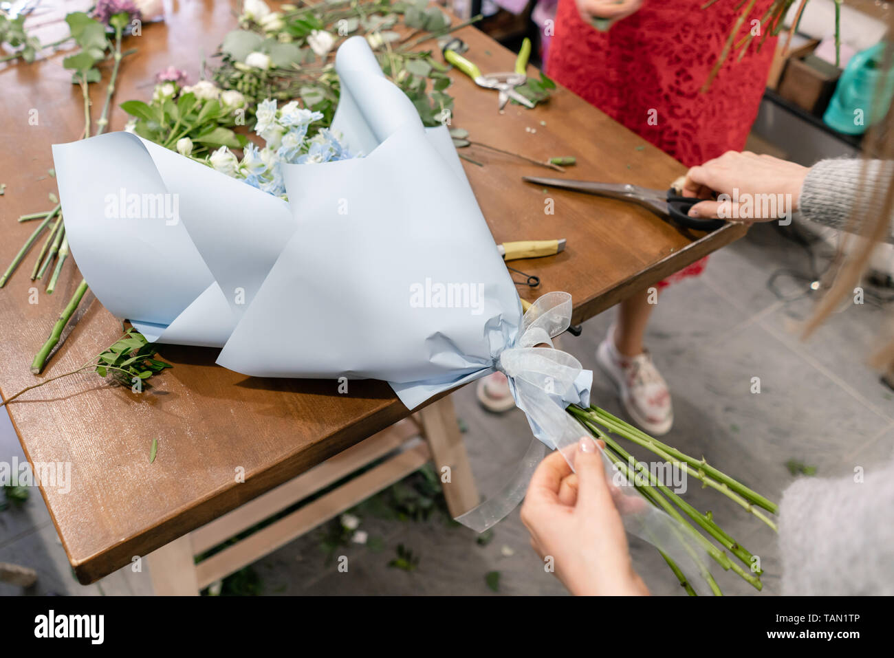 Master class on making bouquets. Summer bouquet. Learning flower ...