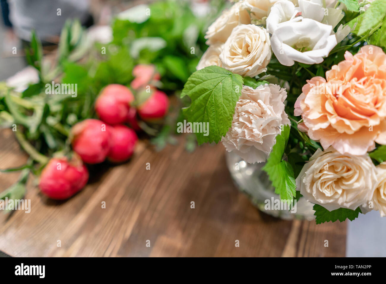 Master class on making bouquets. Summer bouquet. Learning flower ...