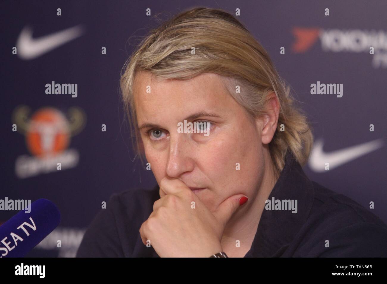 Chelsea manager emma hayes hi-res stock photography and images - Alamy