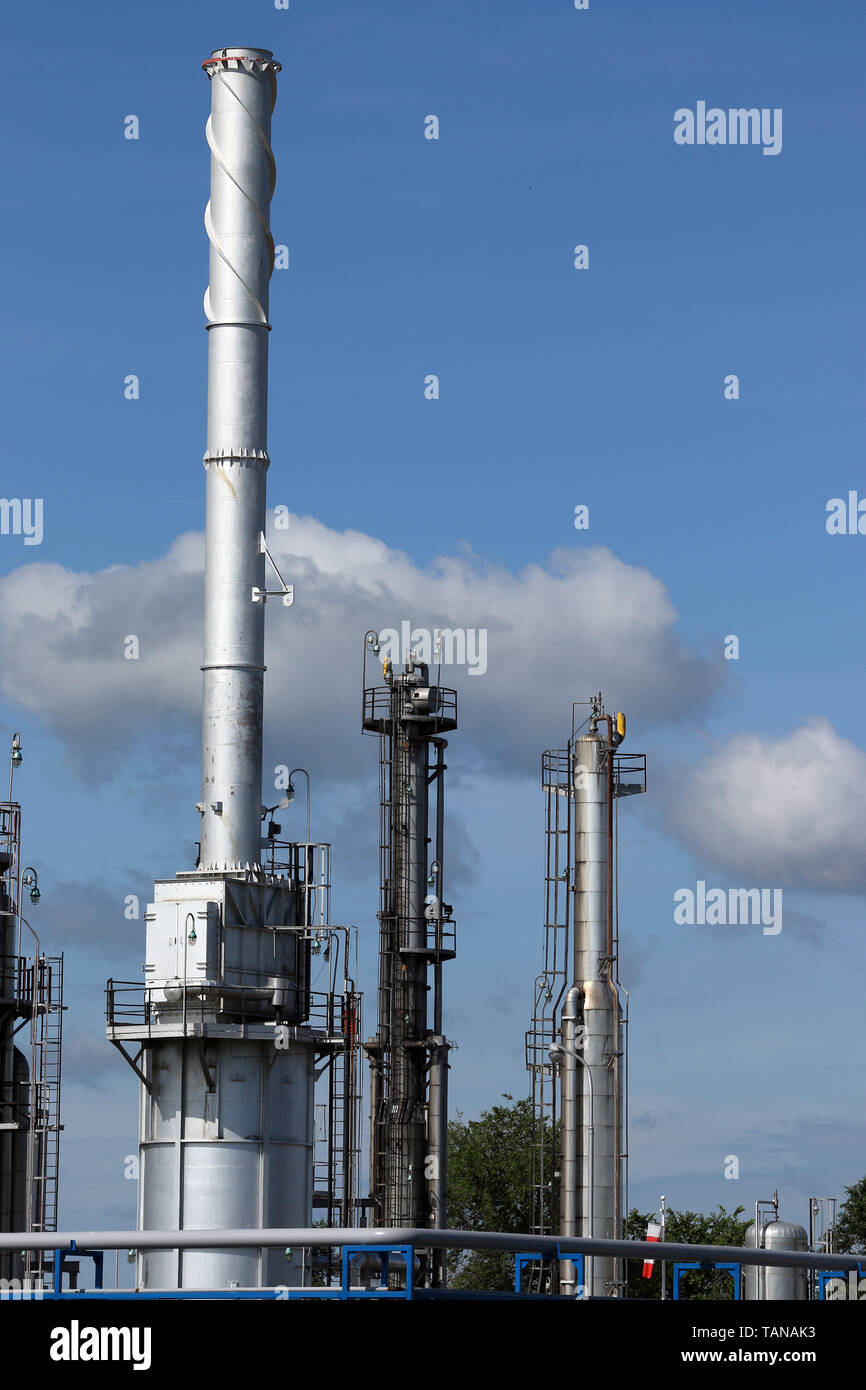 refinery petrochemical plant oil and gas industry Stock Photo - Alamy