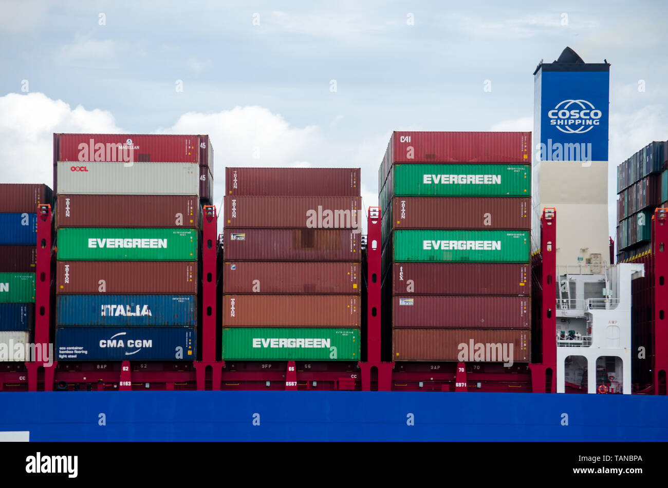 Cargo ships transporting containers hi-res stock photography and images ...