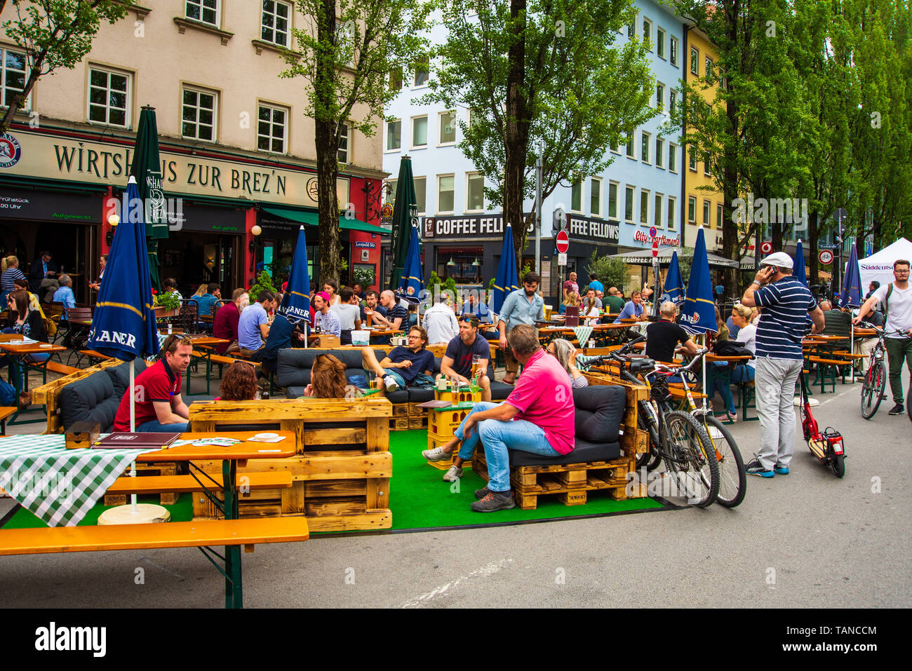 Middle aged group eating outdoors hi-res stock photography and images ...