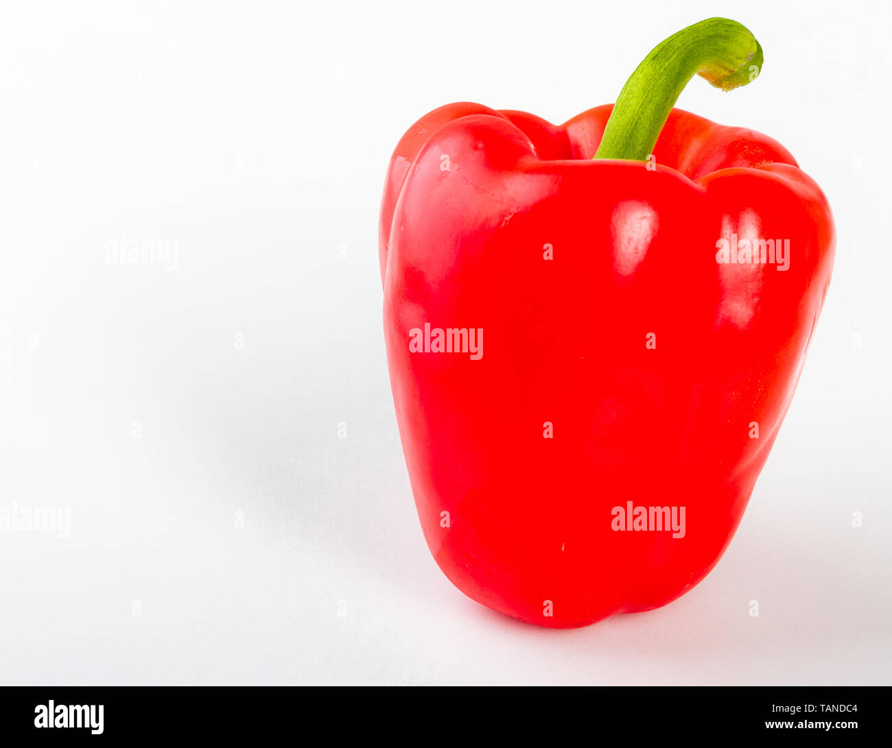 Fresh, red, sweet paprika. Isolated with background. Świeze warzywa ...