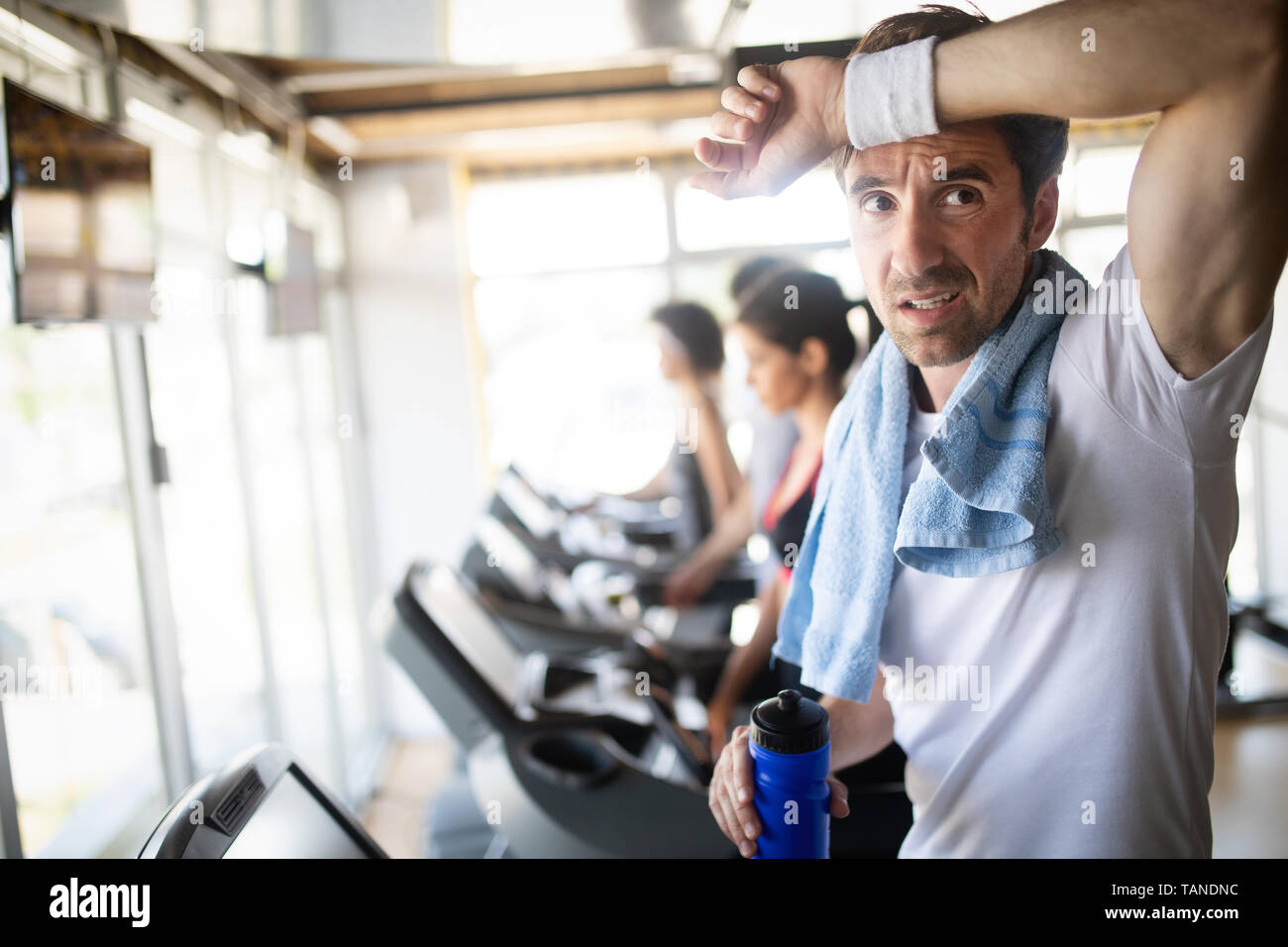 Lifestyle portrait of handsome muscular man after the training in the ...
