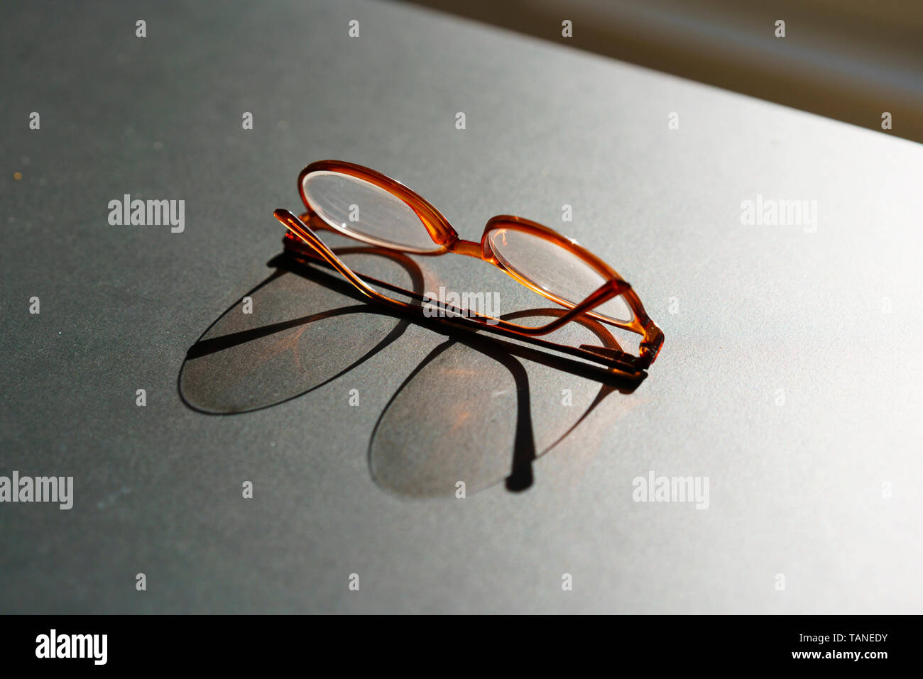 Reflecting on a table hi-res stock photography and images - Alamy