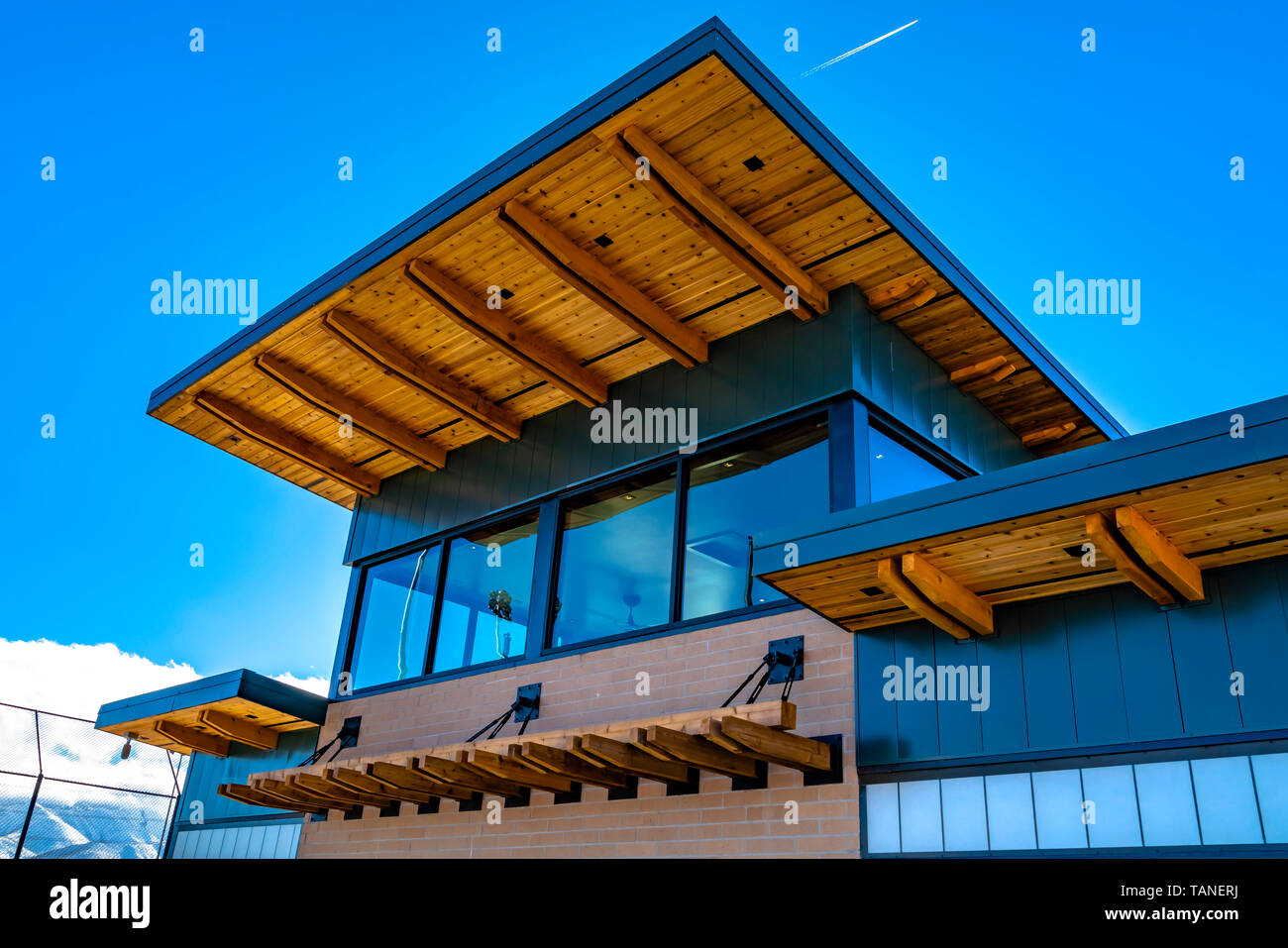 Flat Roof Commercial Building Facade Modern Glass Building With Red
