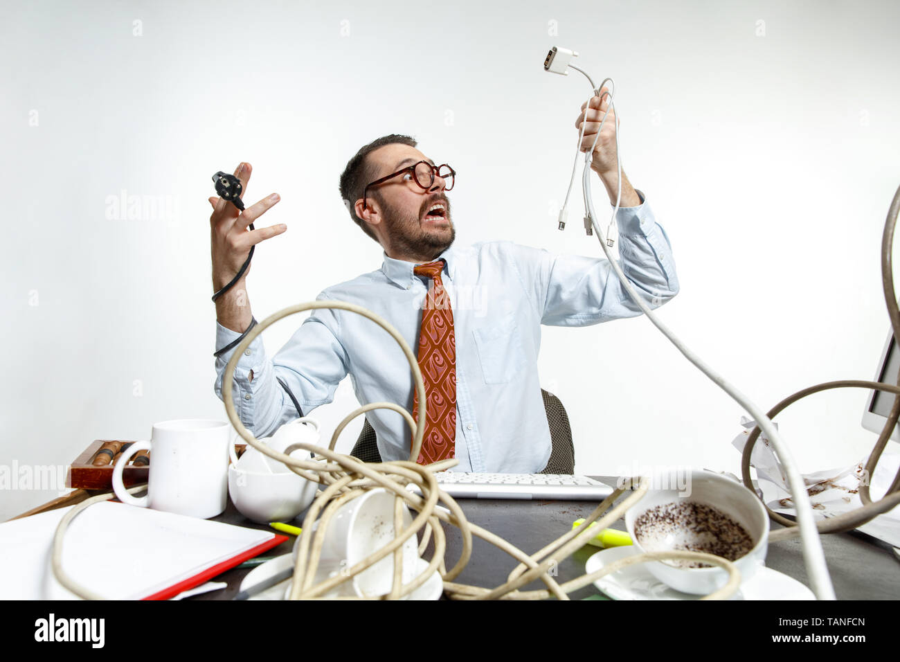 Completely confused. There are a lot of wires in the workplace and man ...