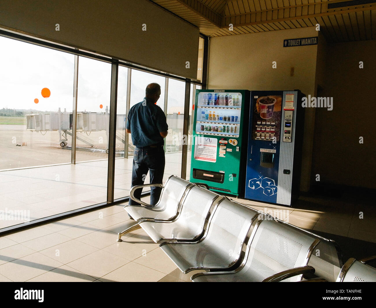 Machine map vending hi-res stock photography and images - Alamy