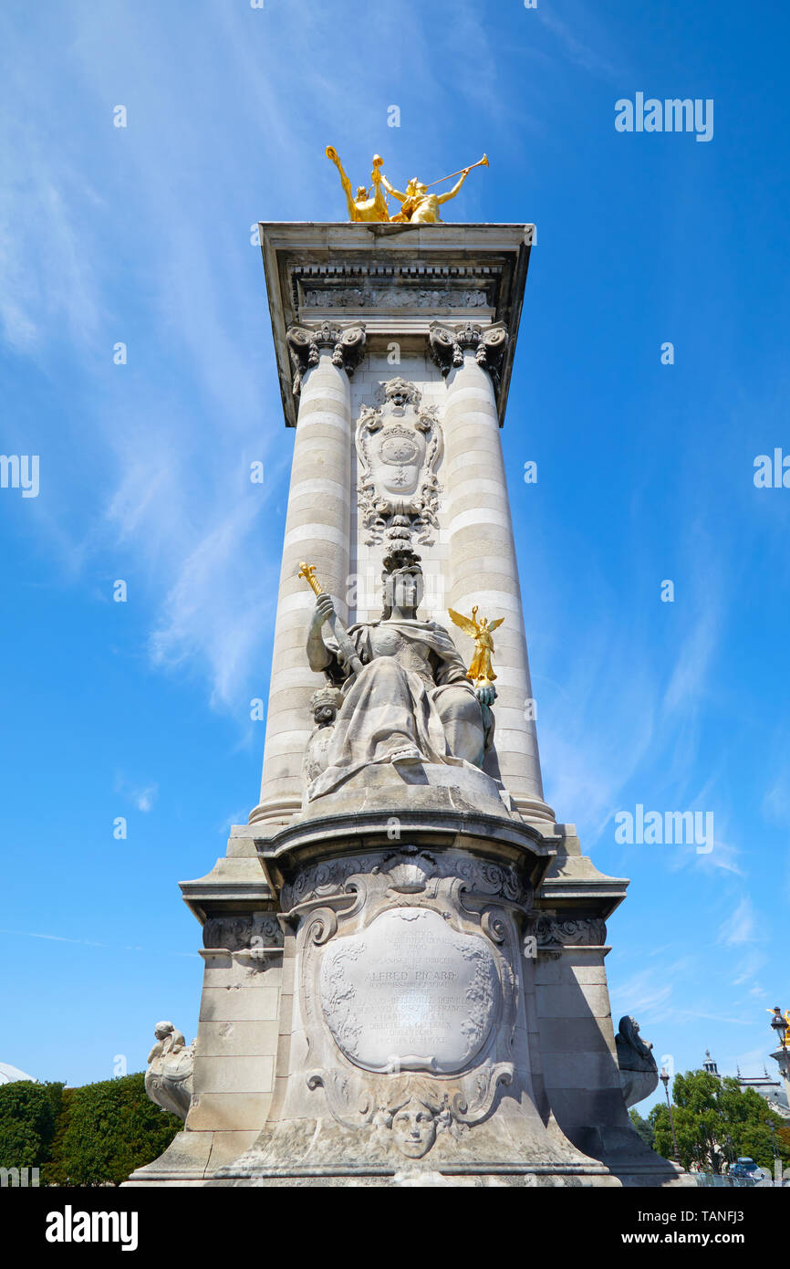 Golden column hi-res stock photography and images - Alamy