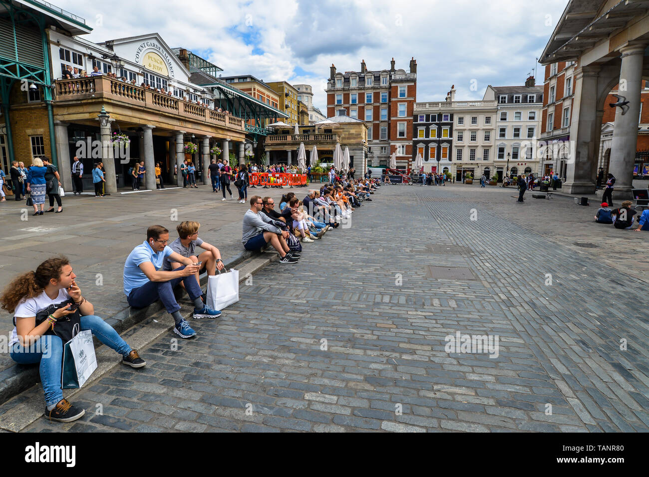 5/24/19 - People in the square in front of Covent Gardens watching a ...