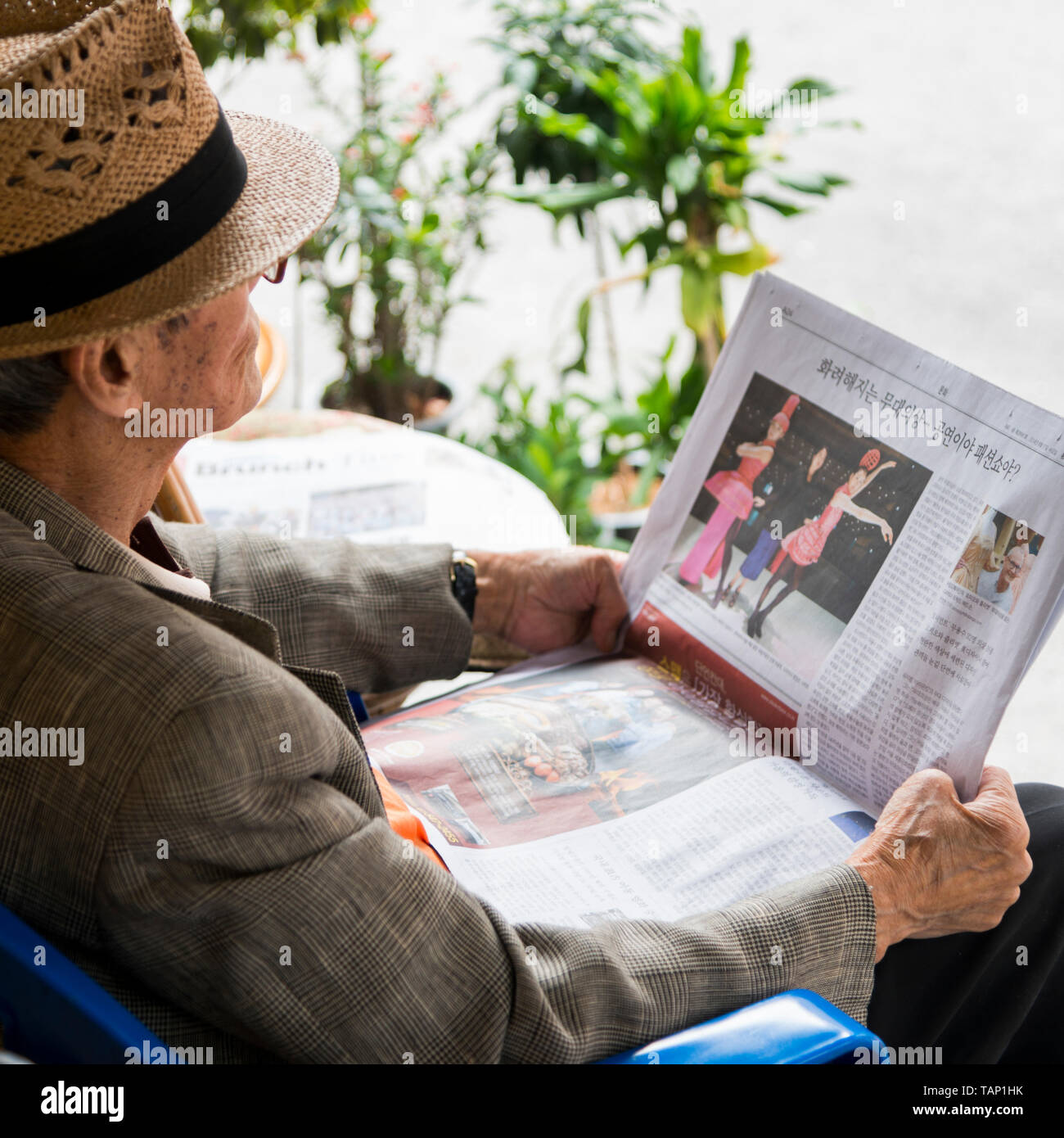 Man reading Korean newspaper, Seoul, South Korea Stock Photo - Alamy