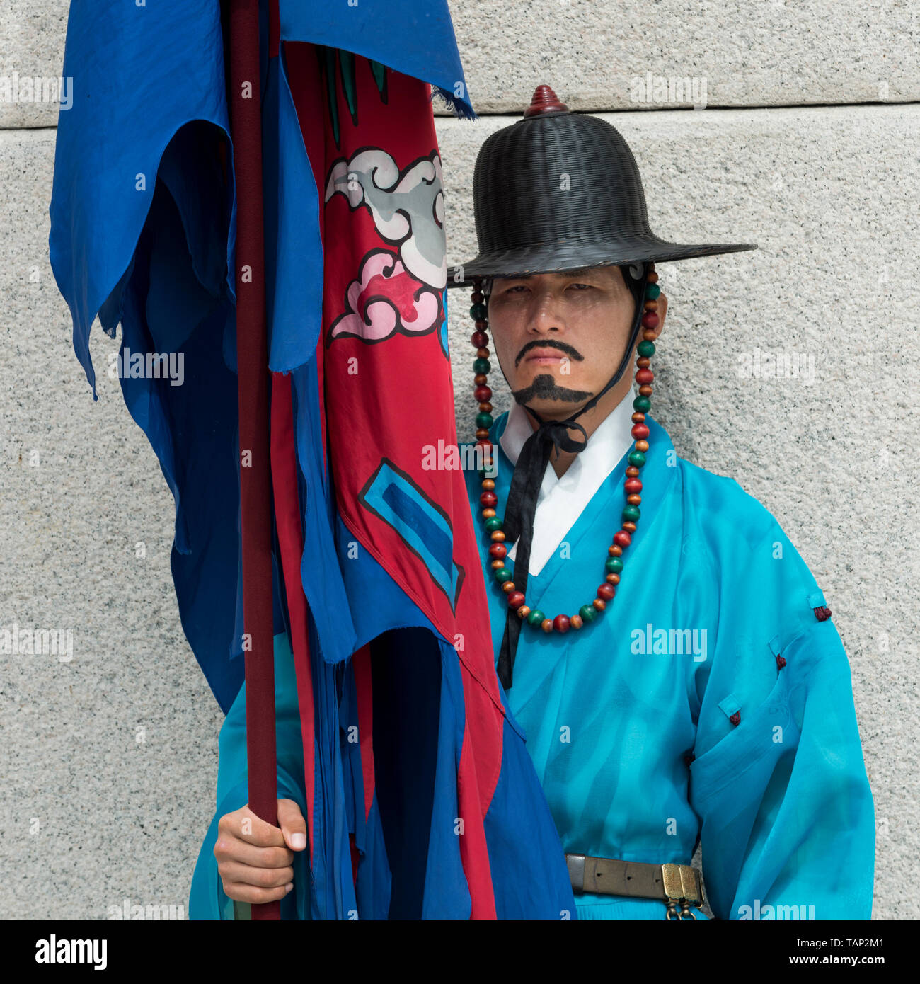 Soldier with traditional Joseon dynasty uniform, Gwanghwamun Gate ...