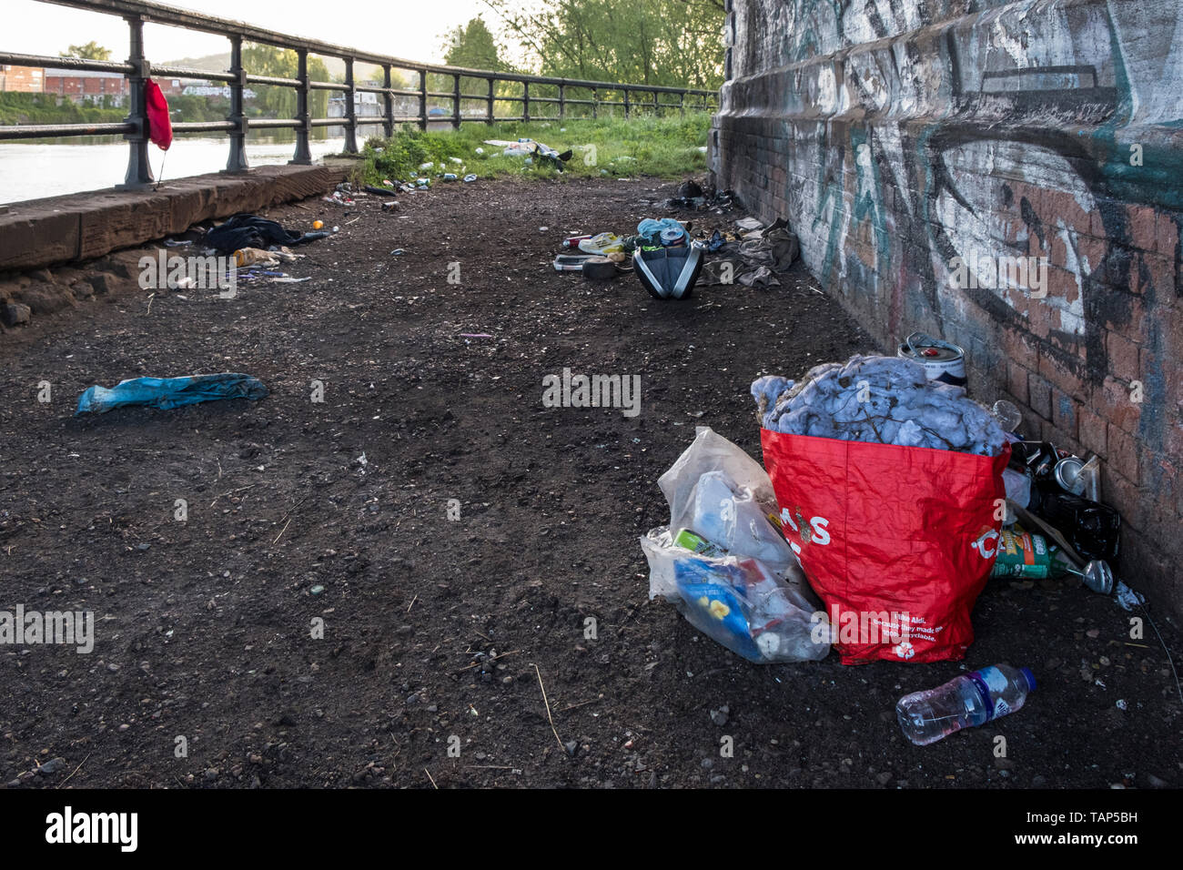 Rubbish trash garbage river hi-res stock photography and images - Alamy