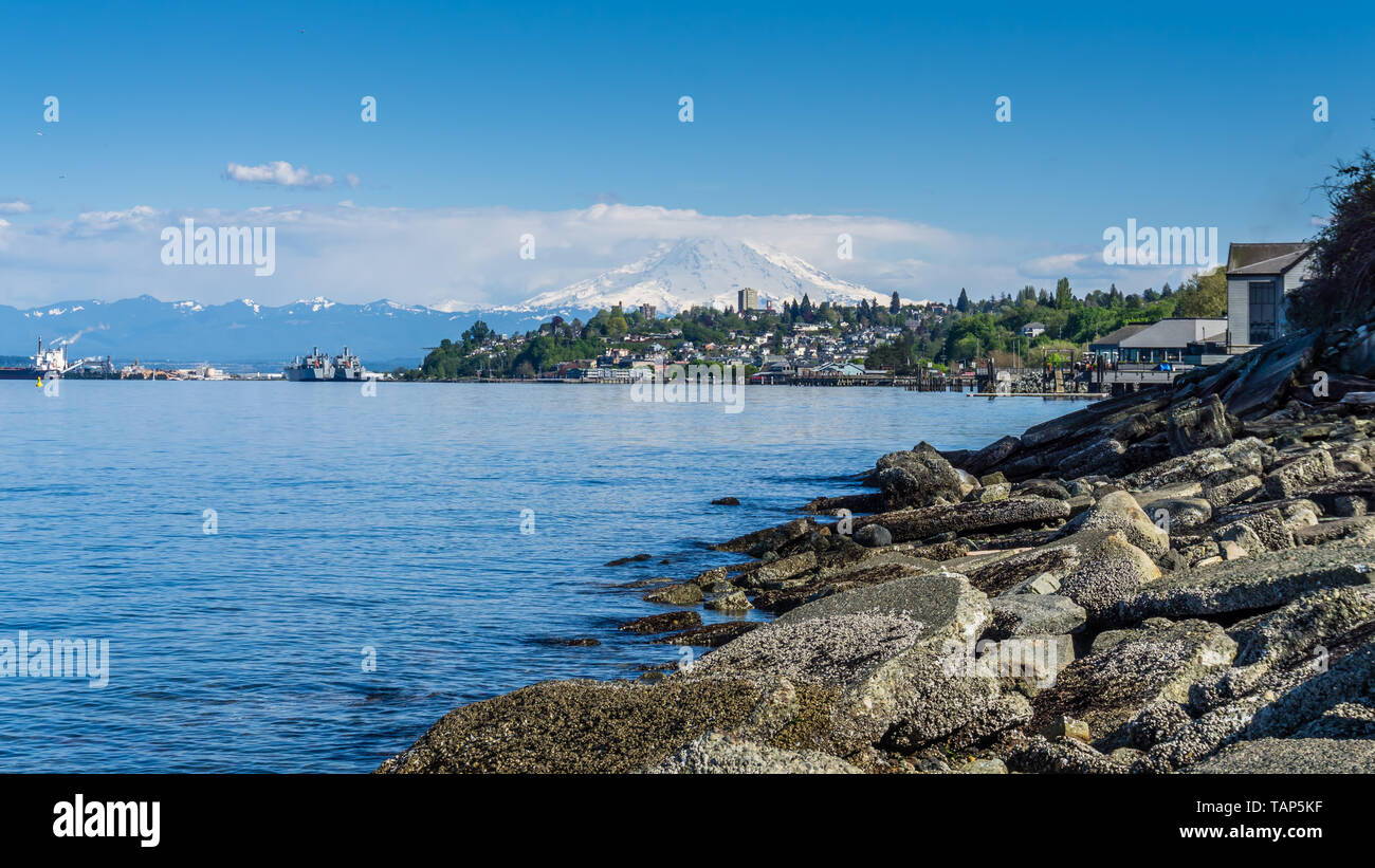 A view of Mount Rainier and the Ruston shoreline Stock Photo - Alamy