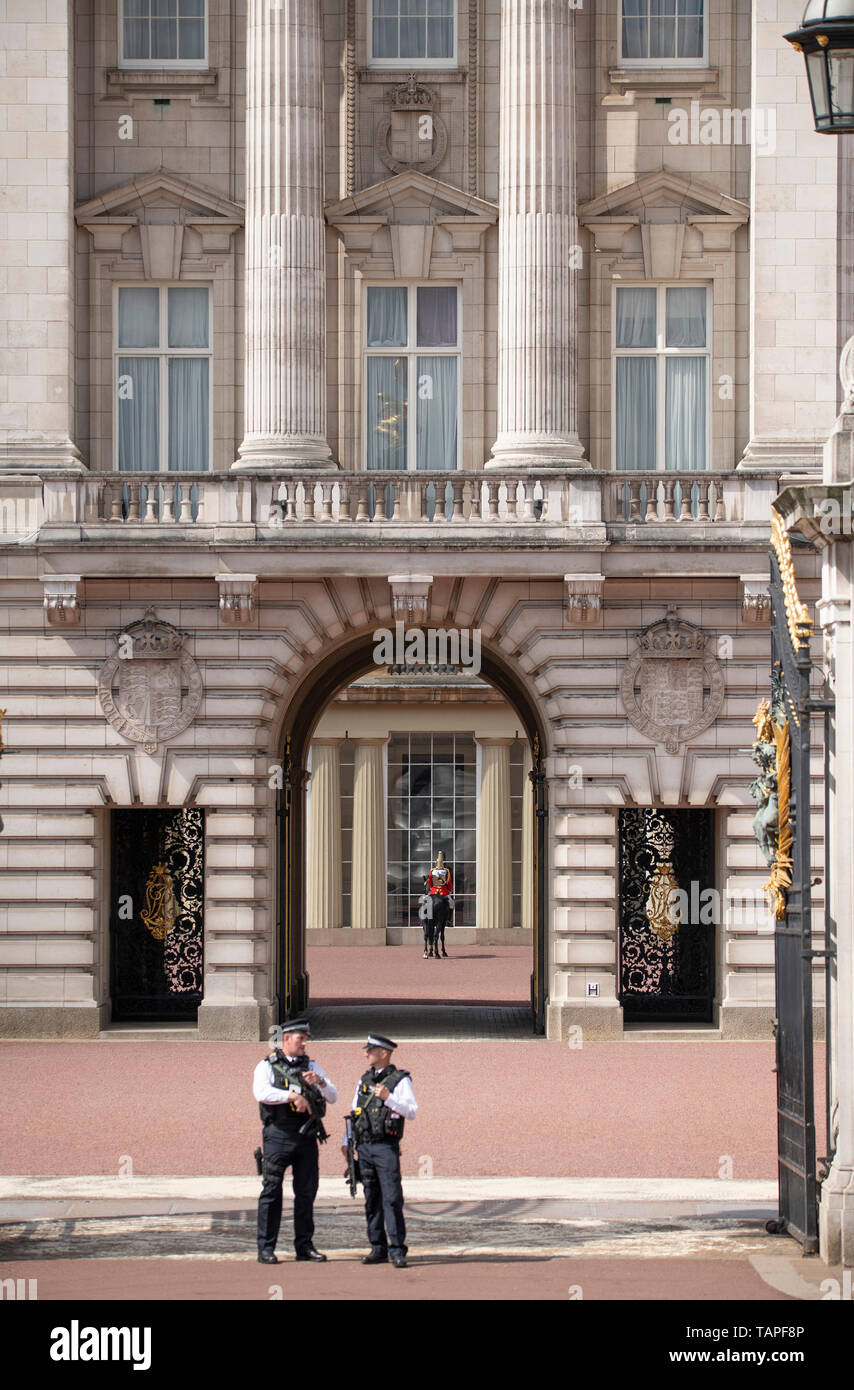 Armed police buckingham palace hi-res stock photography and images - Alamy