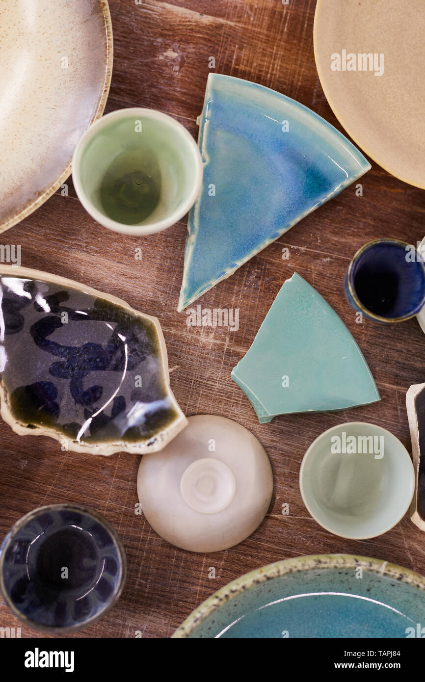 Broken plates hi-res stock photography and images - Alamy