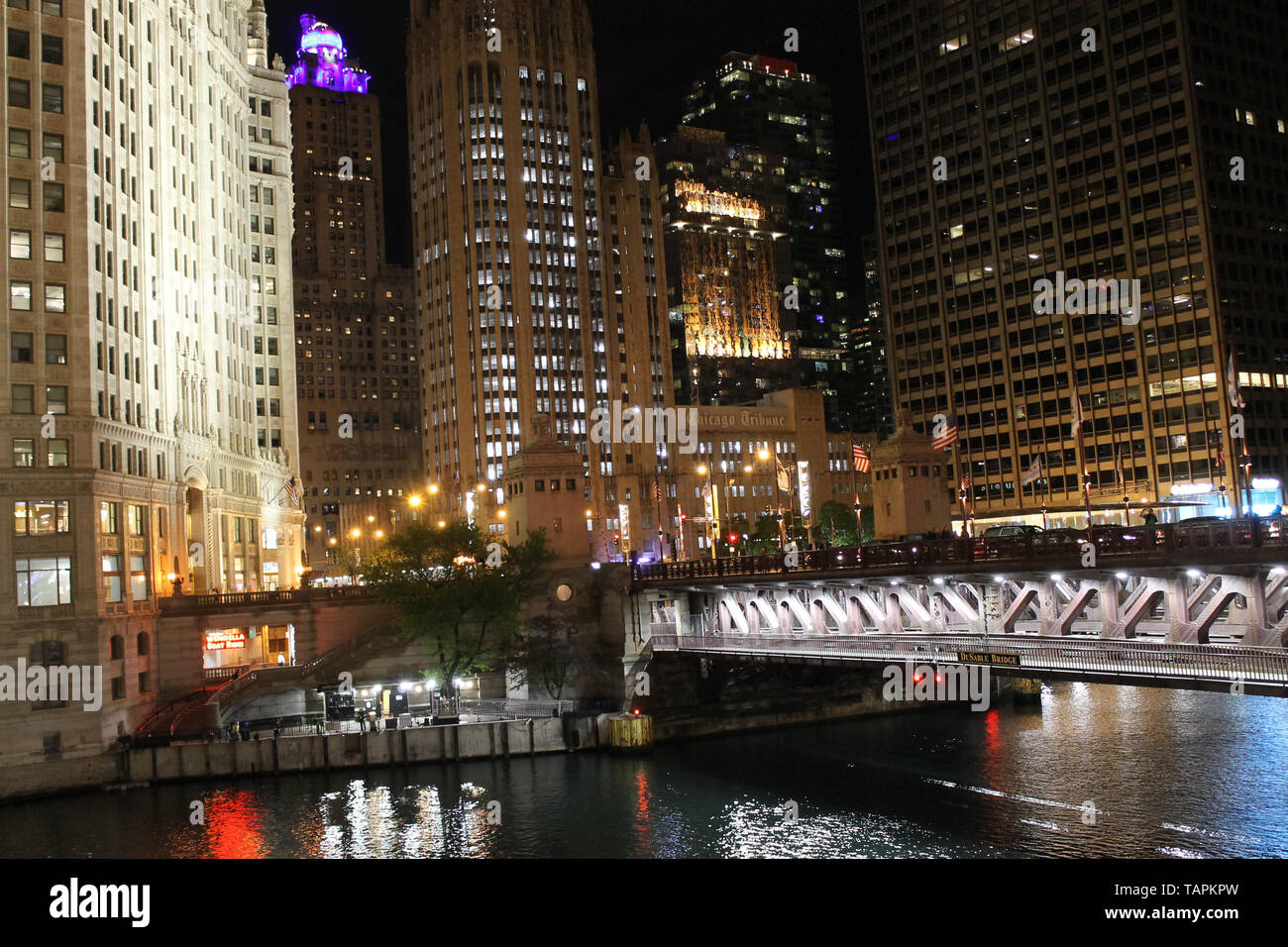 401 n michigan ave on the chicago river hi-res stock photography and ...
