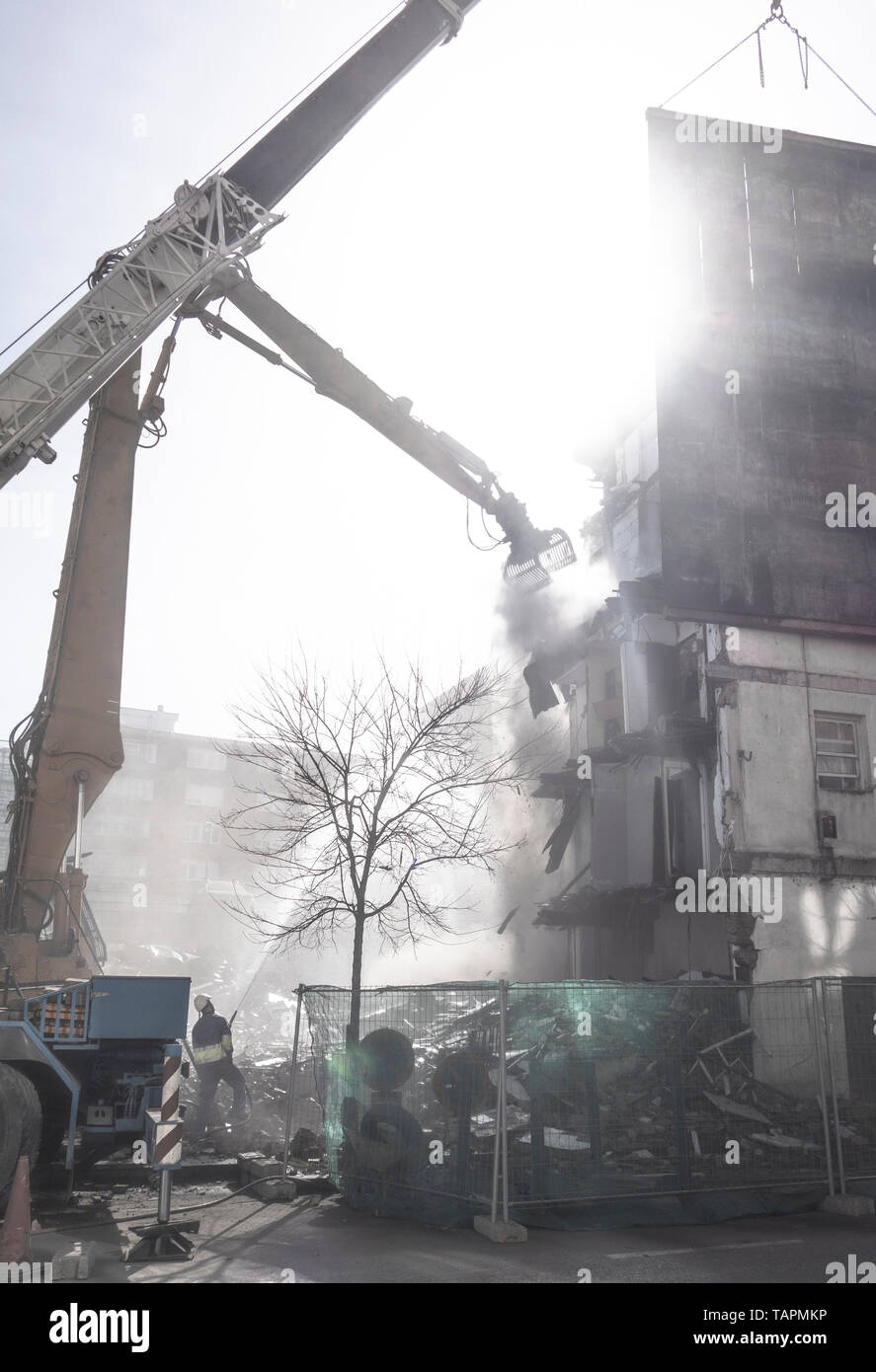 Demolition crane hi-res stock photography and images - Alamy