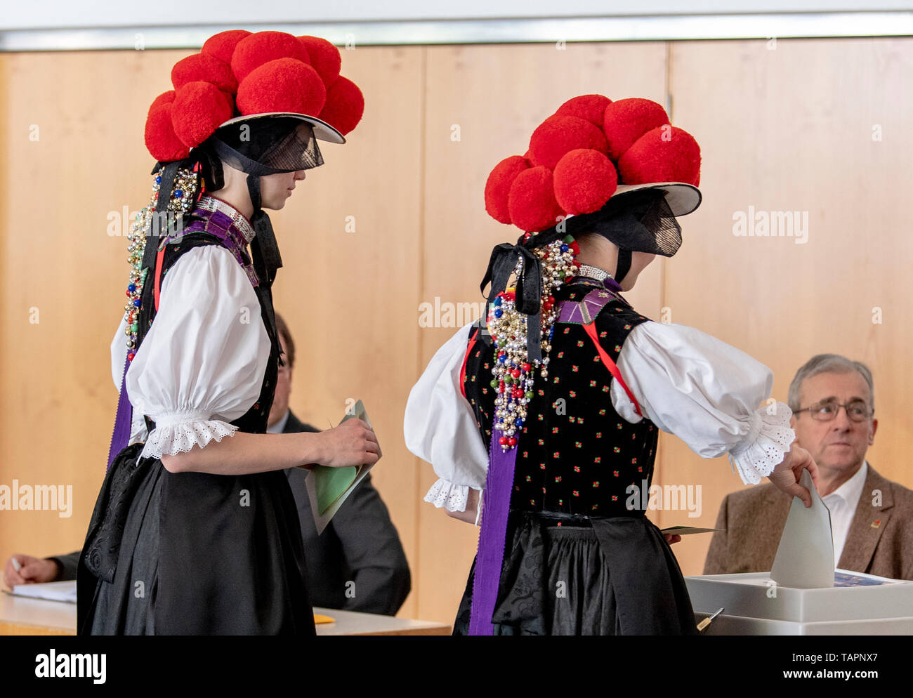 Gutach Im Schwarzwald, Germany. 26th May, 2019. Laura Horn (l) and Jule ...