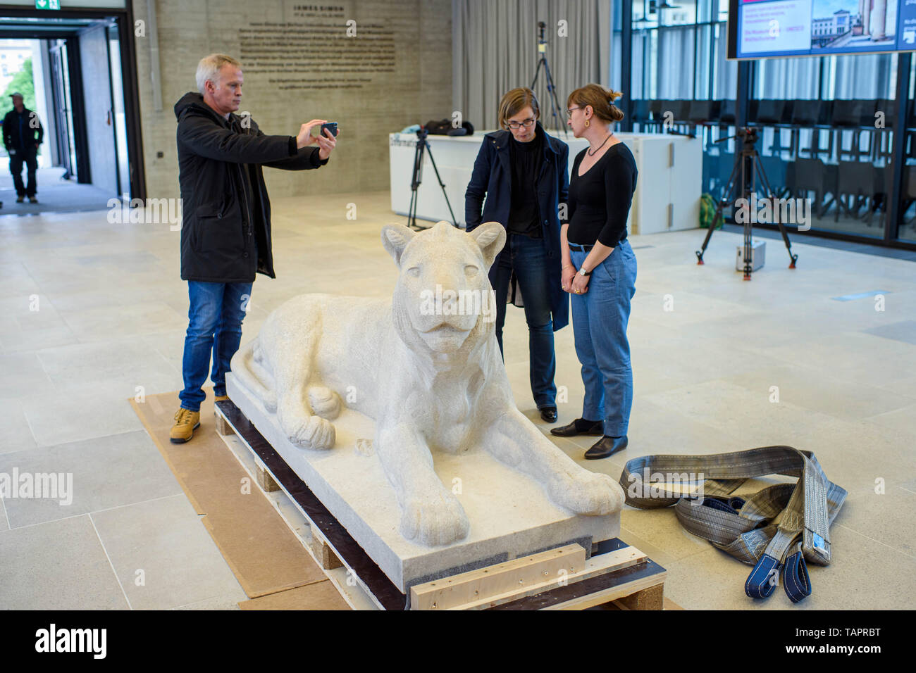 22 May 2019, Berlin: An employee photographs the "Lying Lion" by the ...