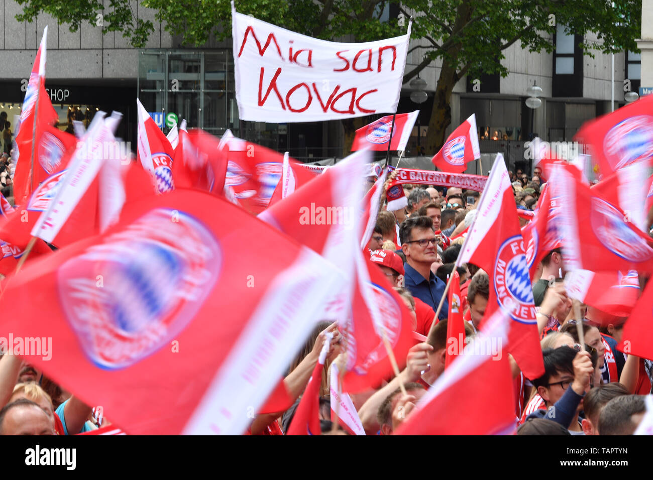 Fans, football fans confess with banner, banner to Niko KOVAC (coach ...