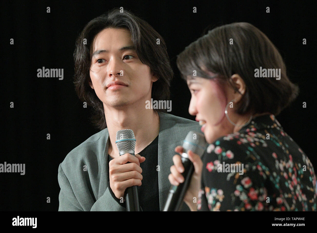 Singapore. 27th May, 2019. Japanese actor Kento Yamazaki (L) attends a ...