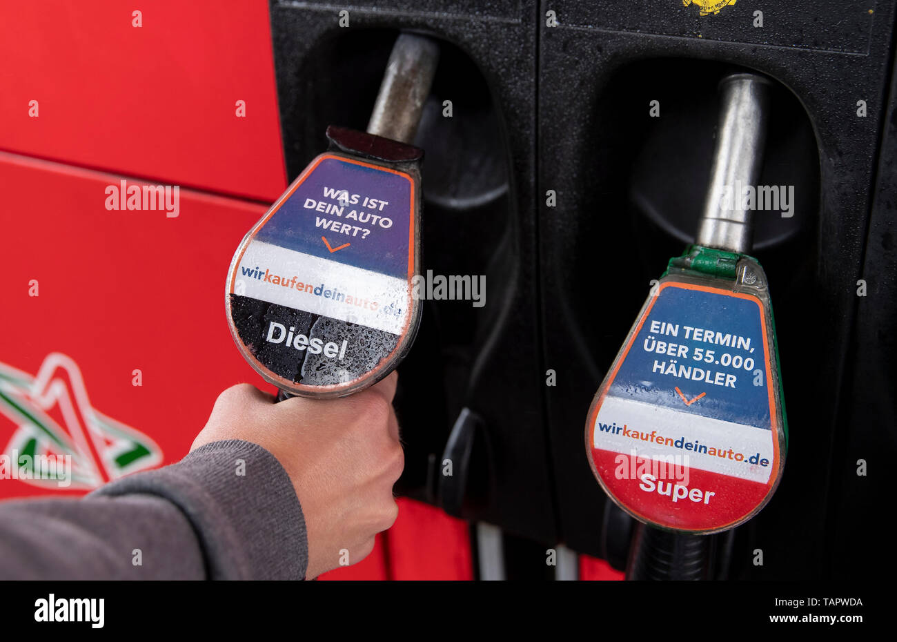 26 May 2019, Schleswig-Holstein, Lübeck: LLUSTRATION - A motorist takes ...