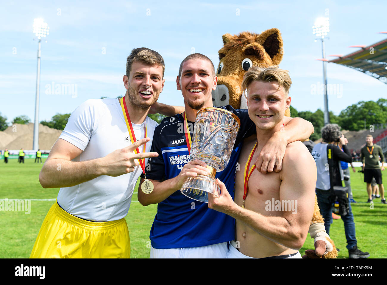 jubilation with cup at KSC. goalkeeper Benjamin Uphoff (KSC), Damian ...