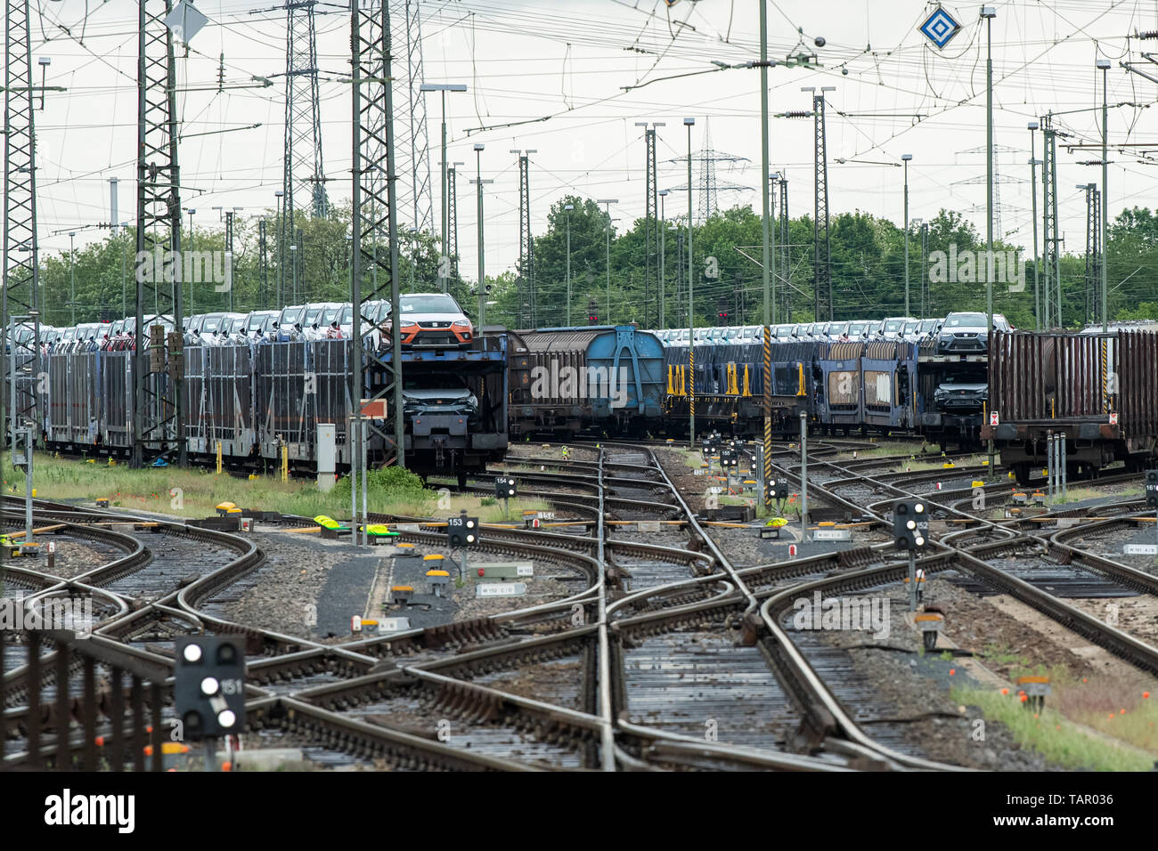 Mainz Bischofsheim, Germany. 21st May, 2019. Freight trains are located ...