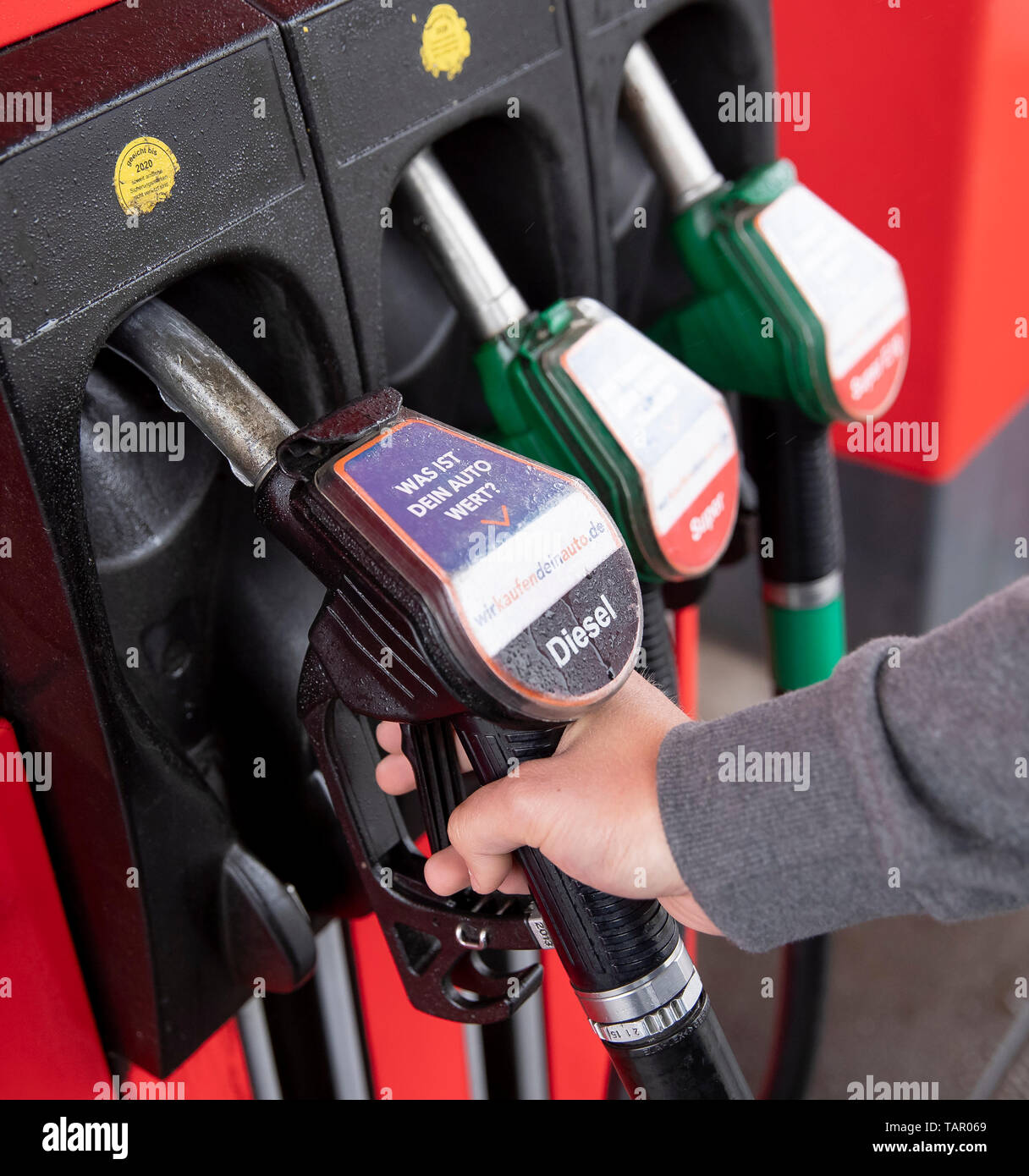 26 May 2019, Schleswig-Holstein, Lübeck: LLUSTRATION - A motorist takes ...