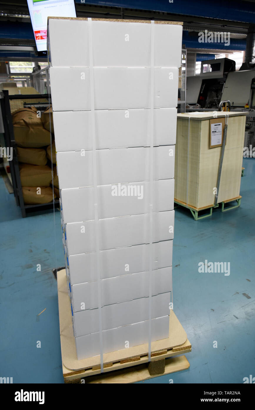 Rom, Italy. 20th May, 2019. White boxes of finished 200 euro banknotes ...