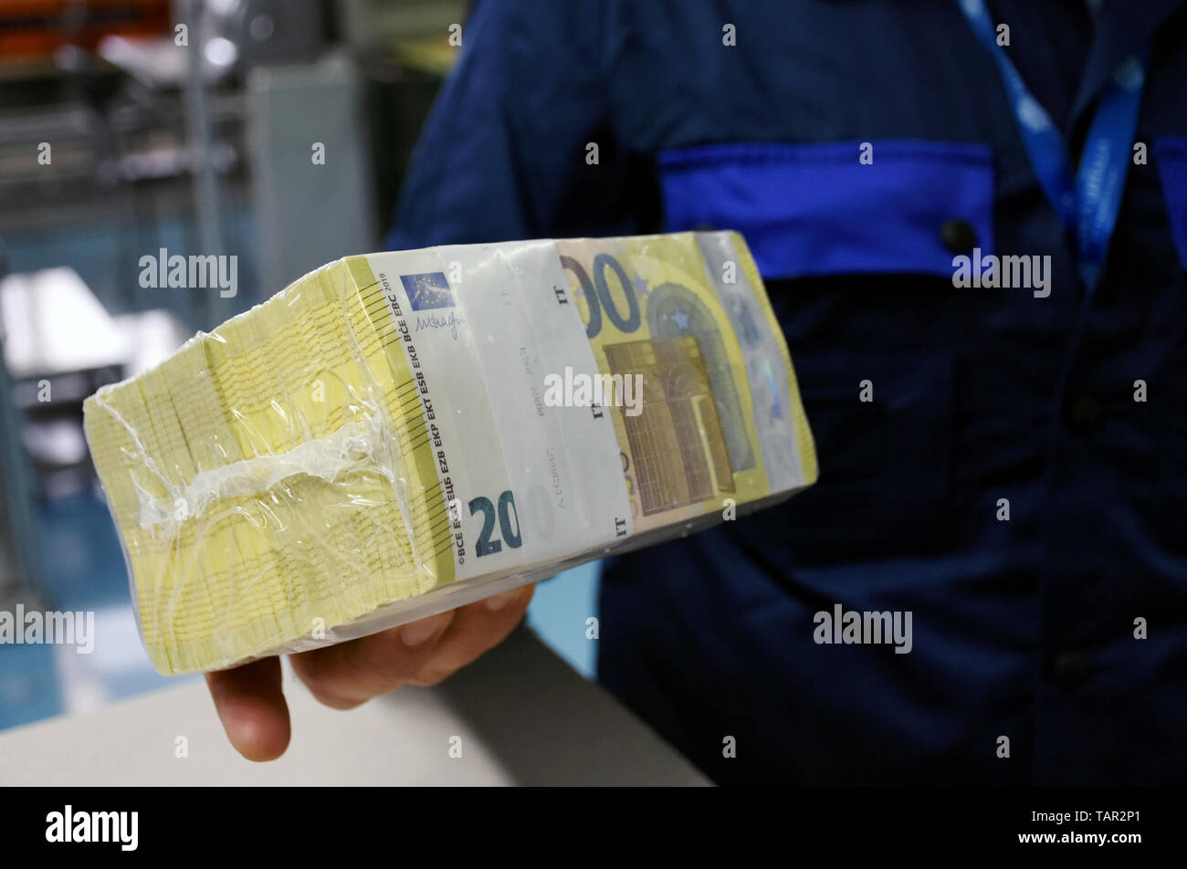 Rom, Italy. 20th May, 2019. A worker in the Italian banknote printing ...
