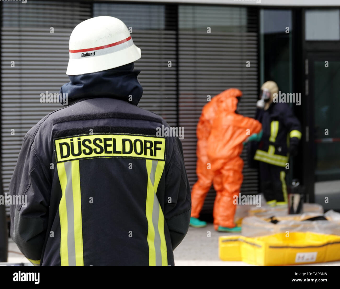 Duesseldorf, Germany. 27th May, 2019. A firefighter looks at the ...