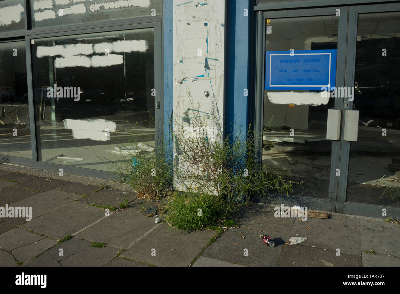 Run down tower blocks hi-res stock photography and images - Alamy