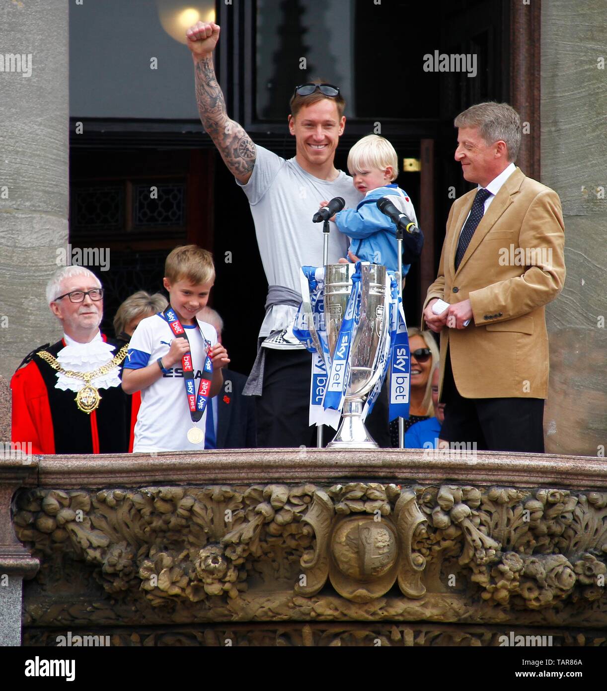 Steve mcnulty tranmere trophy hi-res stock photography and images - Alamy