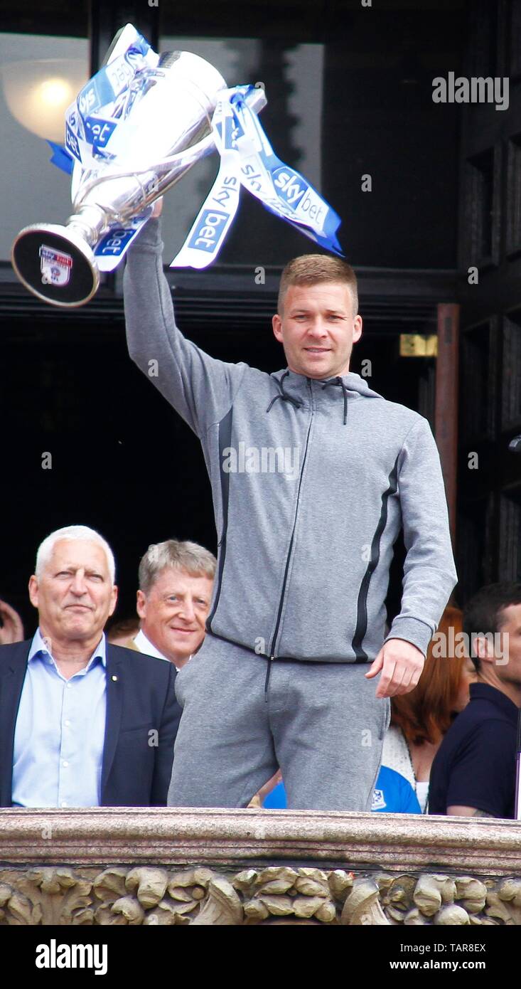 Steve mcnulty tranmere trophy hi-res stock photography and images - Alamy