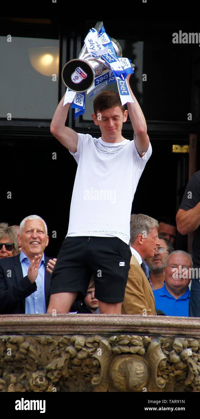 Steve mcnulty tranmere trophy hi-res stock photography and images - Alamy