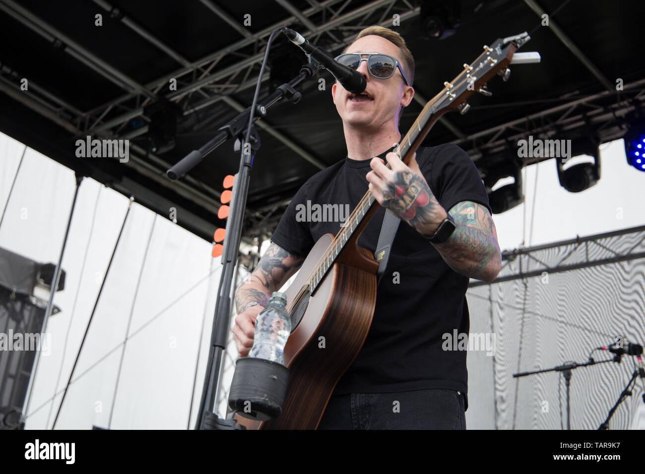 Yellowcard singer hi-res stock photography and images - Alamy
