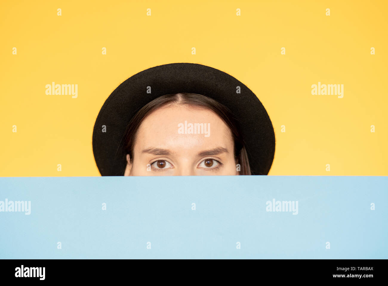 Yellow peeking hi-res stock photography and images - Alamy