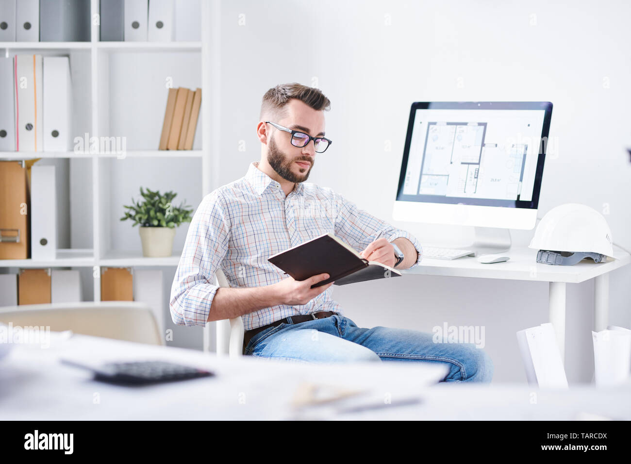 Engineer making notes Stock Photo - Alamy