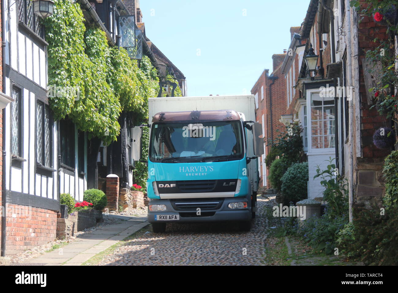 A DAF BREWERY DRAY TRUCK OF HARVEYS BREWERY OF LEWES DELIVERING TO THE ...
