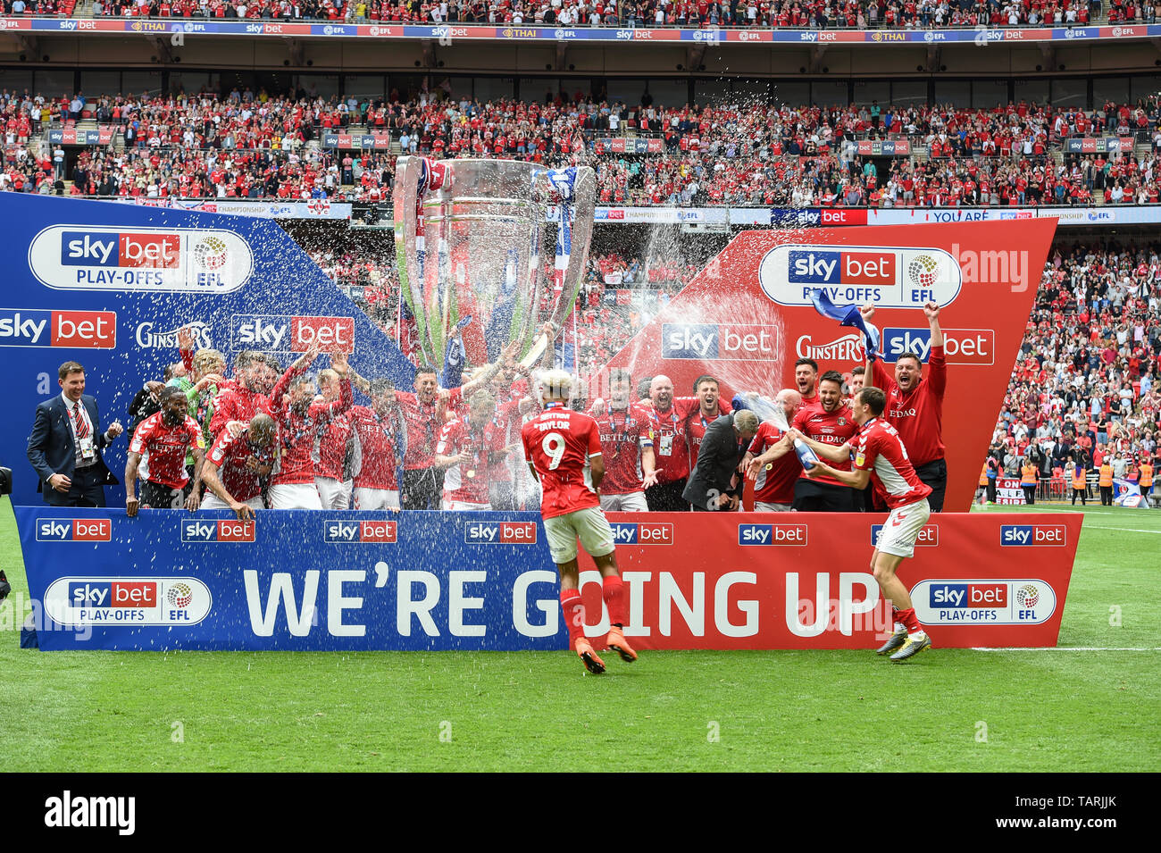 England players lift trophy hi-res stock photography and images - Alamy