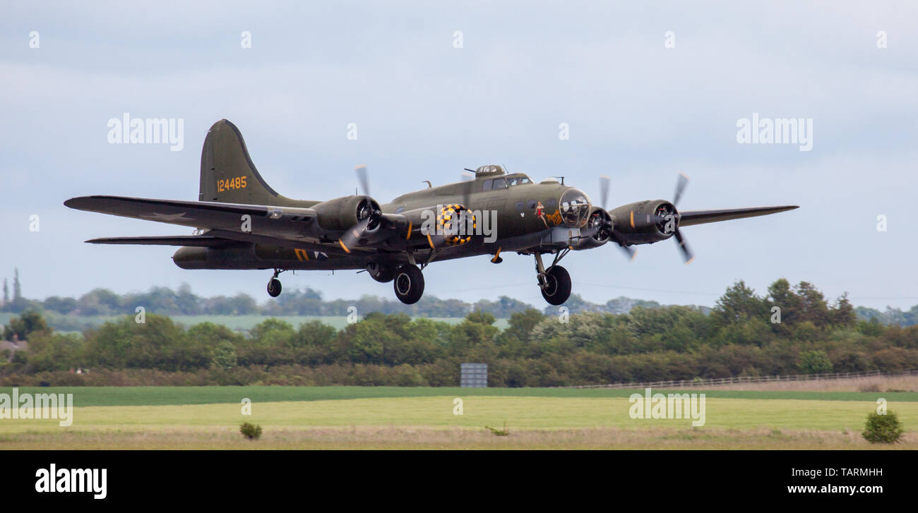 Boeing B-17 Flying Fortress G-BEDF taking off from Duxford Aerodrome ...